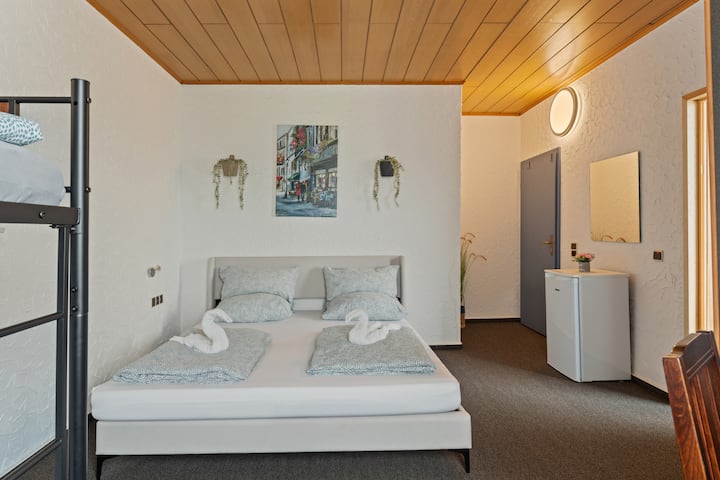 Vierbettzimmer-superior-eigenes Badezimmer - Neustadt an der Weinstraße