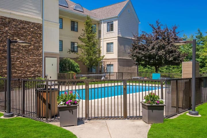 Vacation Is Calling! Near Strazzula! Pool! - Andover, MA