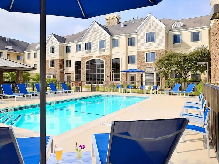 2 Posh Units Near Merrimac River Frontage! Pool! - Salem, NH