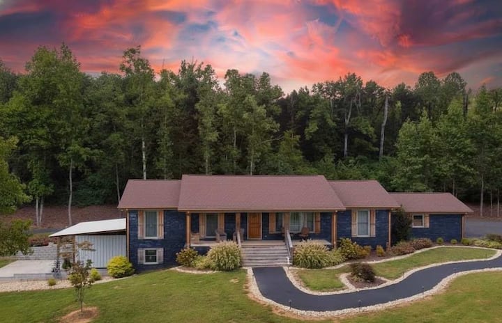 Southern Comfort Retreat With A Private Hot Tub! - Hollywood, AL