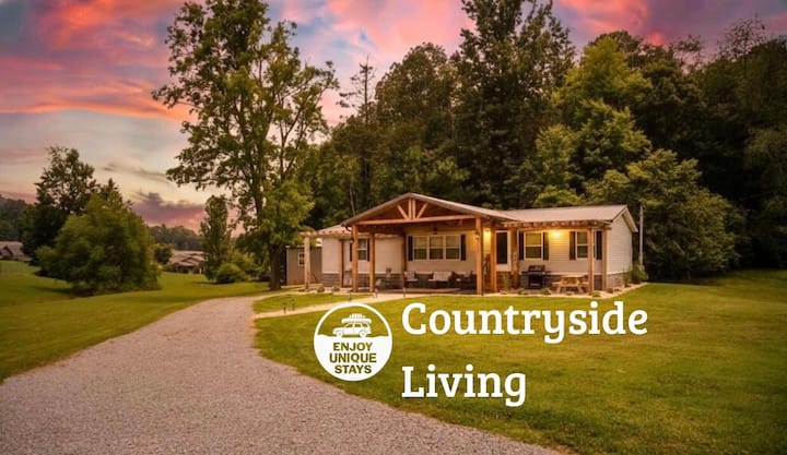 Countryside Living With A Great Outdoor Space! - Guntersville, AL
