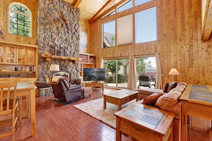 *Lakefront Village Castle*boat Dock*walk To Dining - Big Bear Lake, CA
