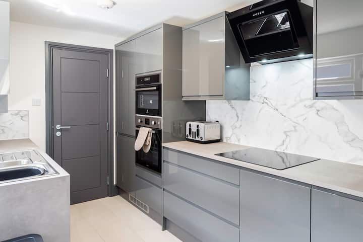 Contractor Stay | 8 Beds • 3 Baths • Van Parking - Southampton