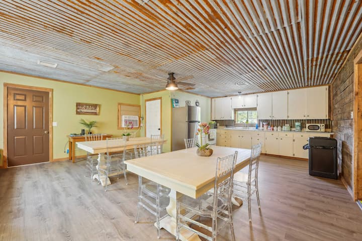 'Old Church Retreat' W/ Fire Pit & Air Hockey! - Omaha, AR