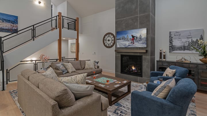 Ski Shuttle + Hot Tub + New Home - Uptown House - Steamboat Springs