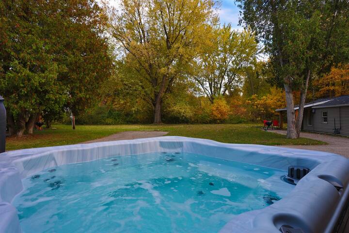 Shores-pickleball Ct | Hot Tub (Shared) | 2.5 Acre - South Haven, MI