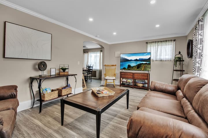 Stylish Two Bedroom Retreat Near Buffalo - Buffalo, NY