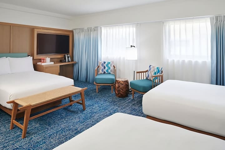 2 Pet-friendly Units Near Waikiki Beach, Pool - Honolulu, HI