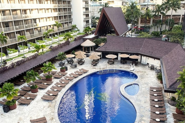 2x Standard 2 Queens At Reef Waikiki Beach Resort - Honolulu, HI