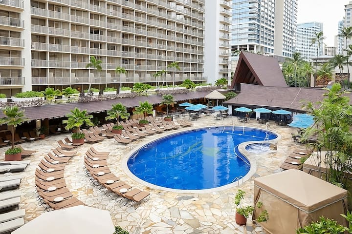 2x Resort View 2 Queens At Reef Waikiki Beach - Honolulu, HI