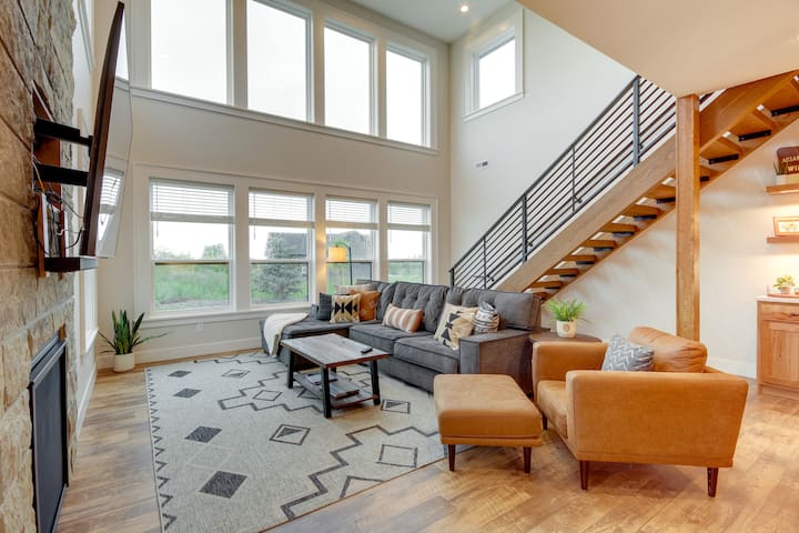 Hot Tub & Deck At Red Lodge Retreat - Red Lodge, MT