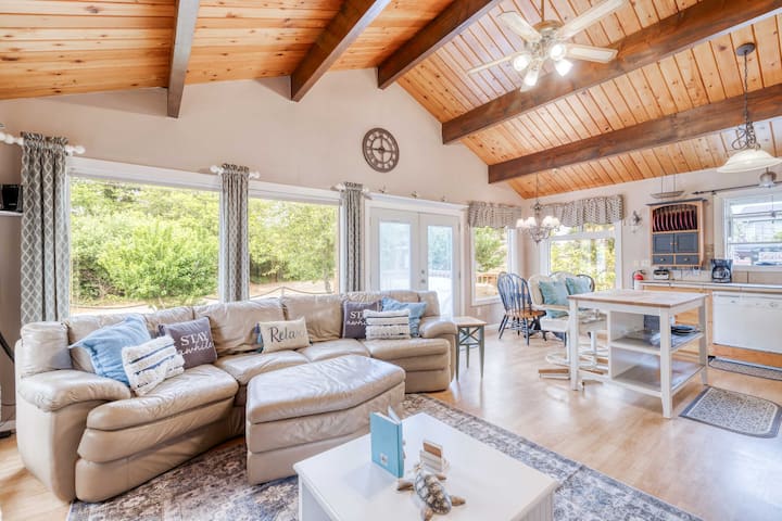 Game Room, Yard, And Easy Walk To Beach And Golf! - Seaside, OR