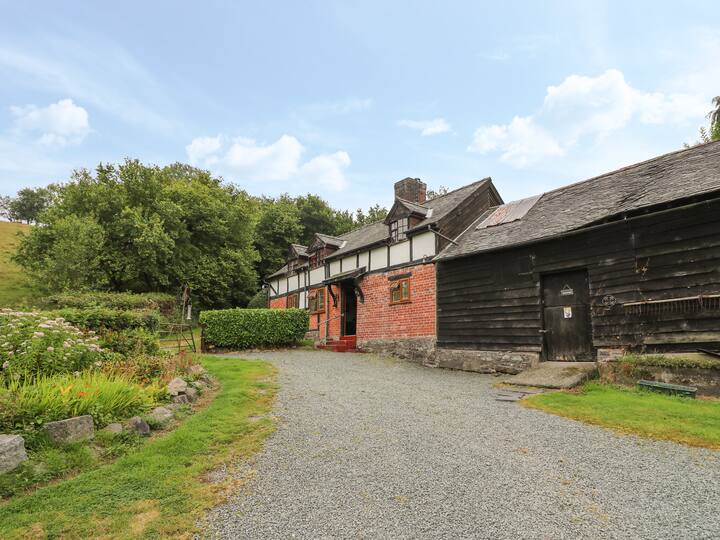 Caerau Farm House - Llanidloes