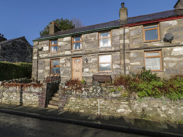 60 Hyfrydle Road - Anglesey