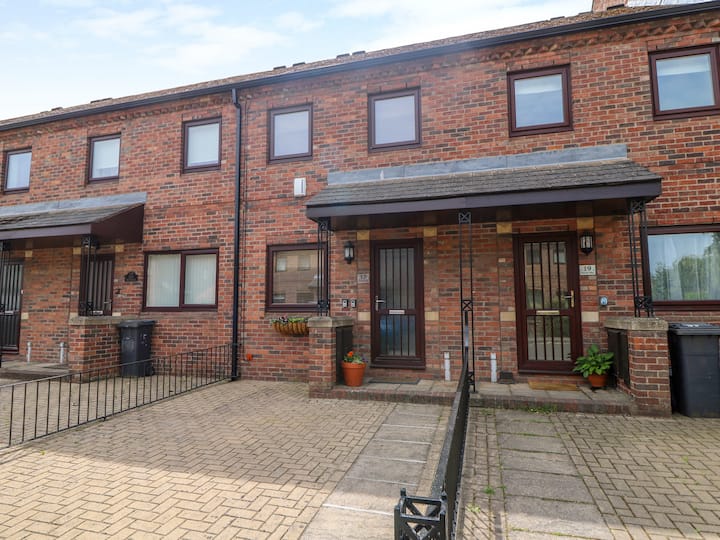 17 Fewster Way - York