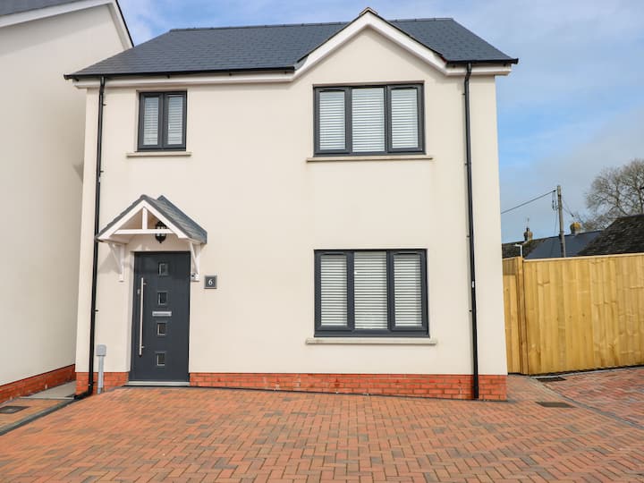 Lunaroxx, 6 Meadow Gardens, Kilgetty - Saundersfoot