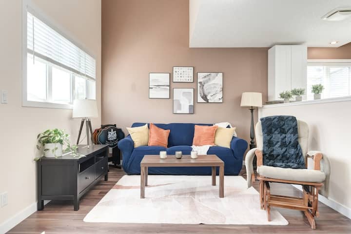 "Hummingbird" 2 Bed Carriage House With 3 Beds! - Calgary