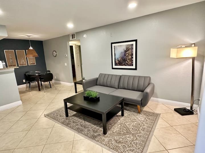 Lux 2br/2ba Condo Near Strip W/pool, Gym, Balcony - Tropicana Las Vegas - a DoubleTree by Hilton Hotel