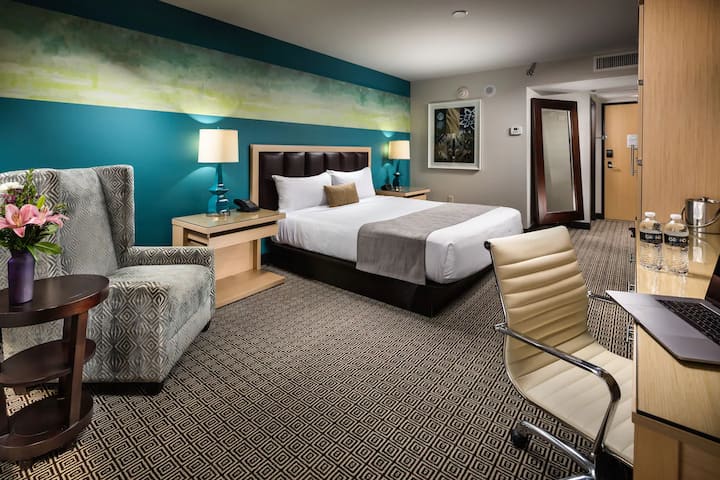 Unbeatable Location! Free Parking, Rooftop Pool! - Las Vegas, NV