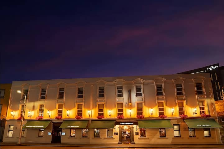 Group Getaway! 3 Classy Rooms, Central Location! - Dublin