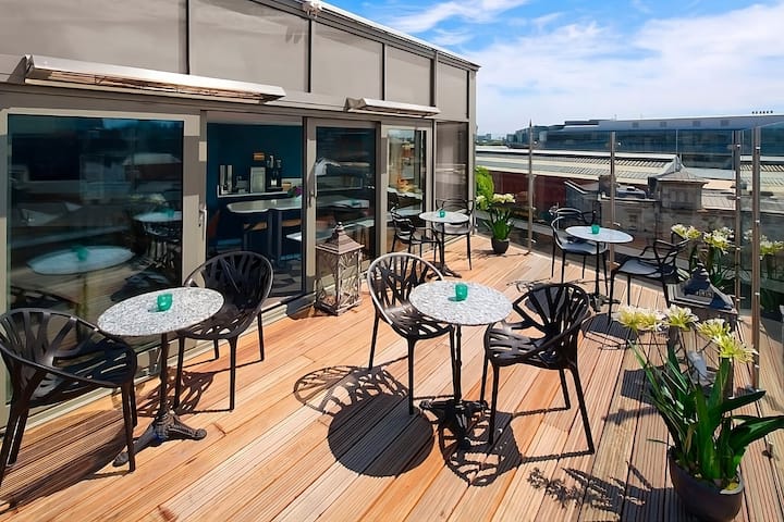 Blissful Getaway! 3 Stylish Units, Close To 3arena - Swords