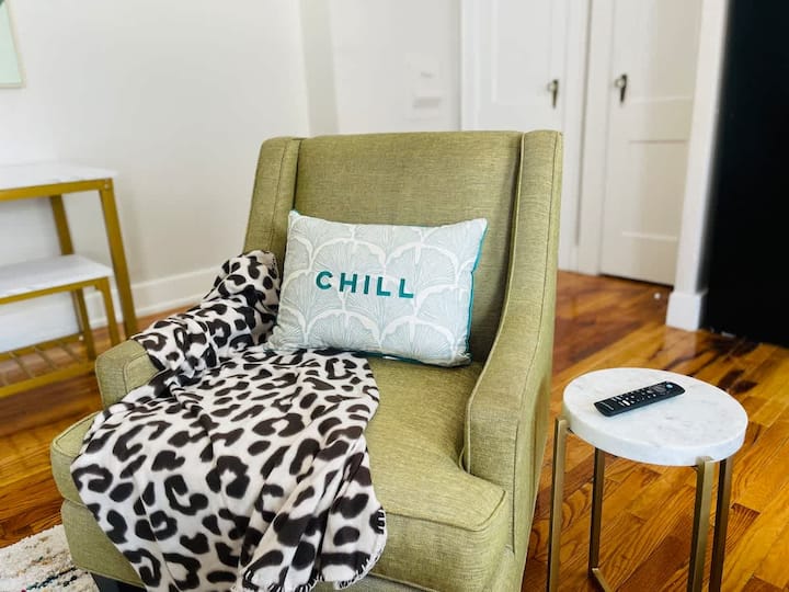 Stylish Top Floor Apt W/parking - Albany, NY