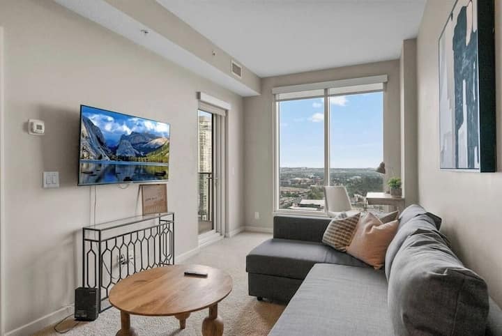 Skyline Views| Walk To Saddledome | Ac| Ug Parking - Calgary