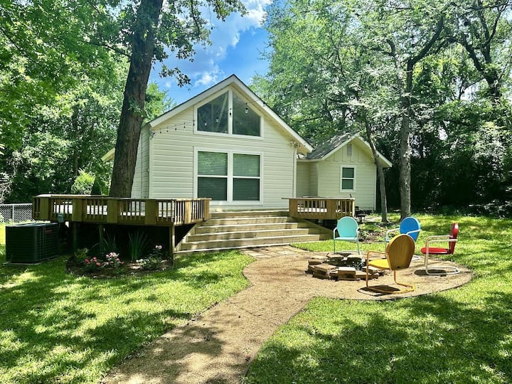 Century Oak Retreat ~ Aggieland Vacation Rentals - College Station, TX