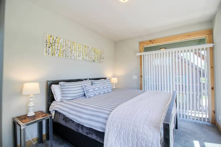 Riverfront 3br Cabin - Hot Tub, Pool, Pets - Granby, CO