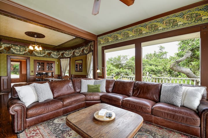 Charming Victorian Home With Huge Views, Hot Tub - Wimberley, TX