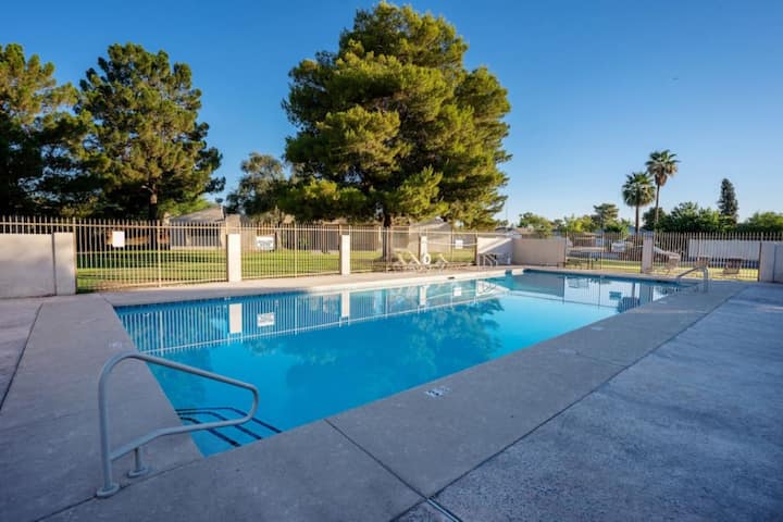 Mesa Getaway, 2 Br Condo, Central Location, Pool! - 템피