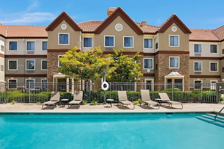San Diego Suite W/ Pool, Parking & Free Breakfast - Poway, CA