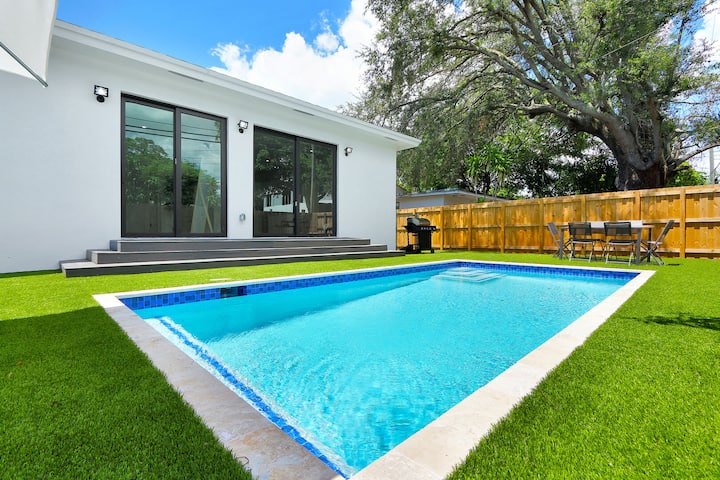 Radiance: Modern Design & Poolside Escape - Miami, FL
