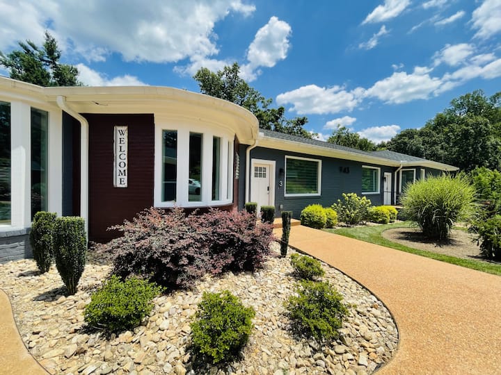 Unit 3 - Luxury King Suite With Private Balcony - Charlottesville, VA
