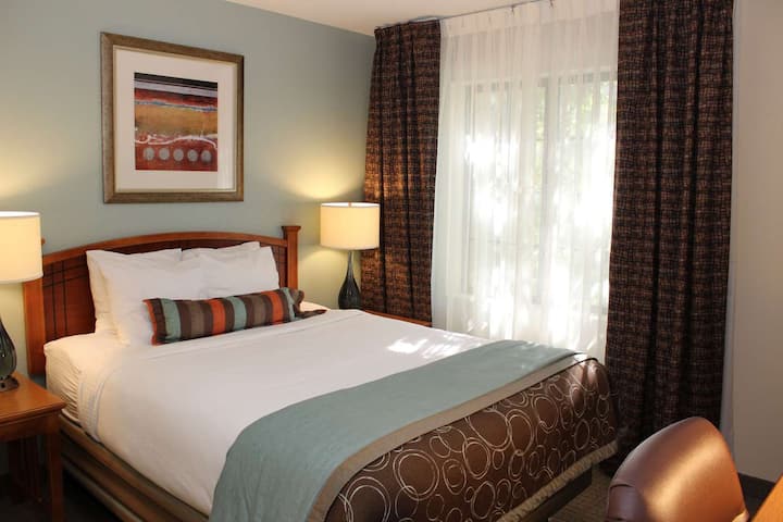 Relax And Unwind! Free Breakfast, Outdoor Pool! - Portland, OR