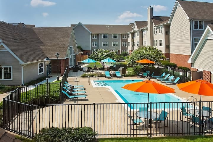 2 Budget-friendly Units! W/ Pool, Free Breakfast! - Baltimore, MD