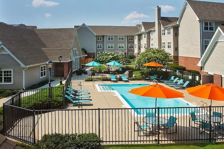 3 Comfortable Units! W/ Outdoor Pool, Pet-friendly - Baltimore, MD