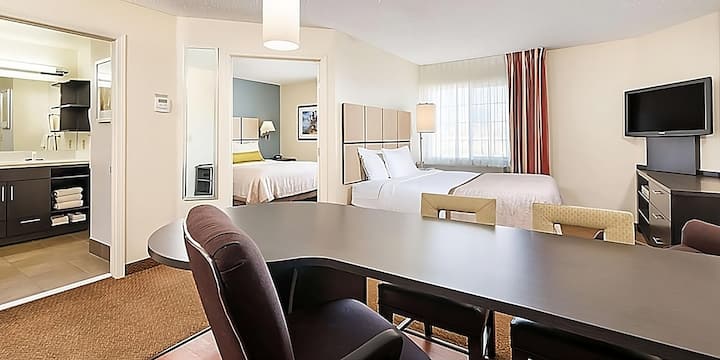 Great Naperville Stay! 2 Comfortable Family Units - Naperville, IL
