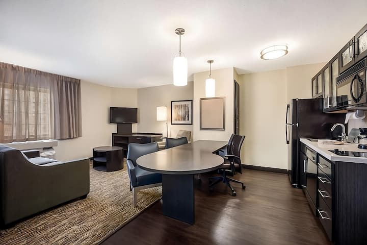 Relax And Recharge! Full Kitchen, Pets Allowed - Naperville, IL