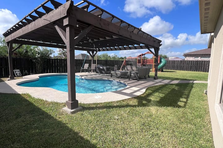 4br Retreat W/ Backyard Oasis - Pool & Patio - Brownsville, TX