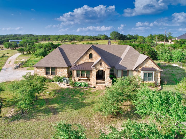 Luxury Retreat, Pool, Views, Pets Ok, Sleeps 16 - Dripping Springs, TX