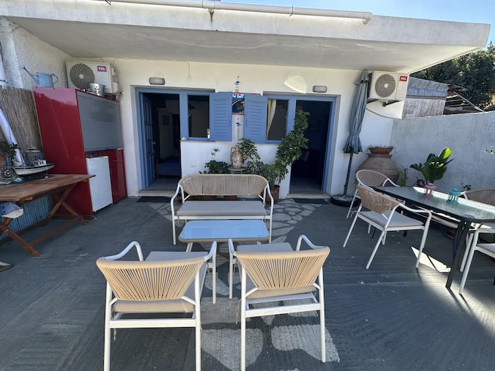 Blue Dolphins, 2 Bedrooms And Courtyard In Town - Skiathos