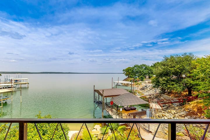 Luxe Lake 6br With Stunning Views & Hot Tub - Bridgeport, TX