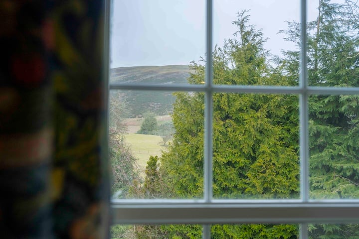 Cosy King Bedroom In Country Pub - Selkirk