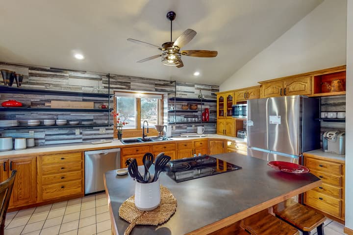 Work & Play! Spacious Lake-view Home In Greeley - グリーリー, CO