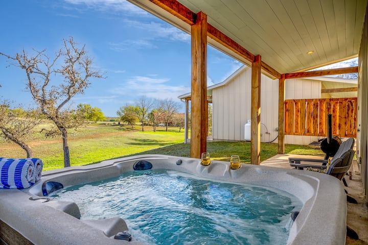 Sunflower Cottage, Hot Tub, Firepit, Sleeps 4! - Comfort, TX