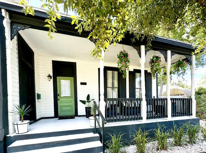 3br/2bth Historic Pearl Brewery Downtown Riverwalk - Hemisfair, San Antonio