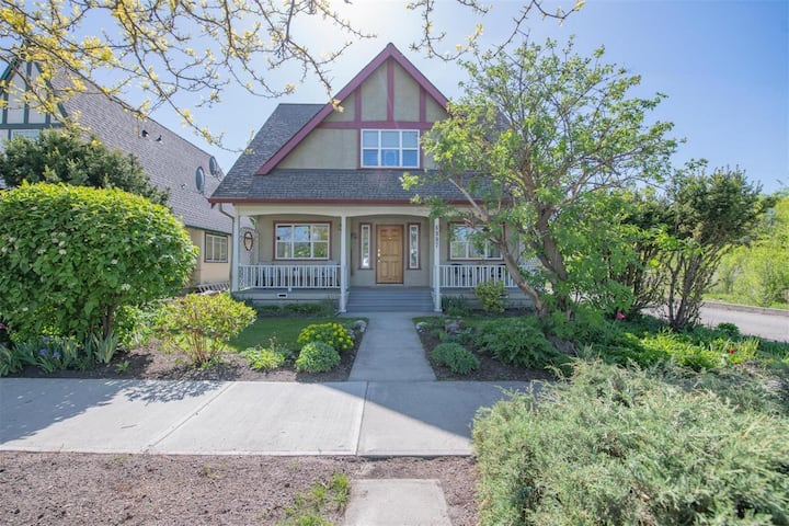 Idyllic Okanagan Cottage Steps From The Beach - Vernon, BC, Canada