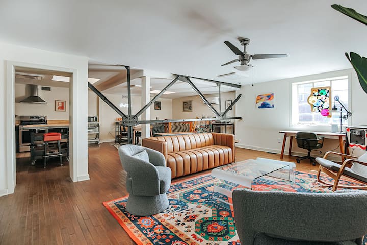 North Central Loft: Sauna + Walk Downtown Staunton - Staunton, VA