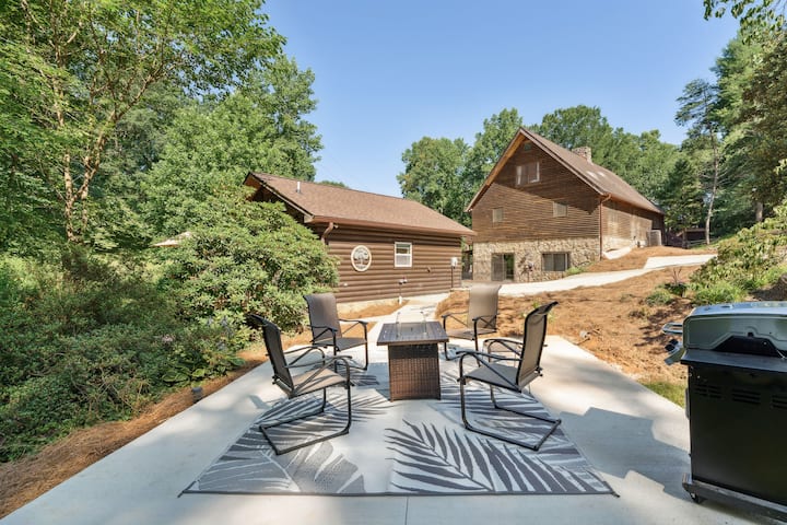 Hickory Hideaway: Forest-view Haven W/ Fire Pit! - Lake Hickory, NC
